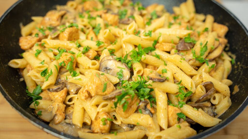 Massa Penne Cremosa com Frango e Cogumelos – Receita fácil e deliciosa ...